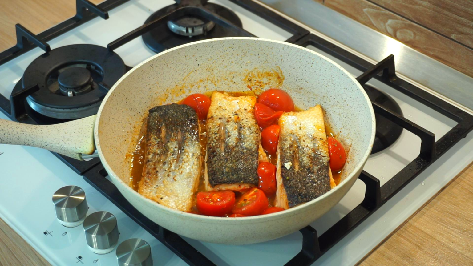 Somon la Tigaie cu Roșii - Bucătăria Mamei