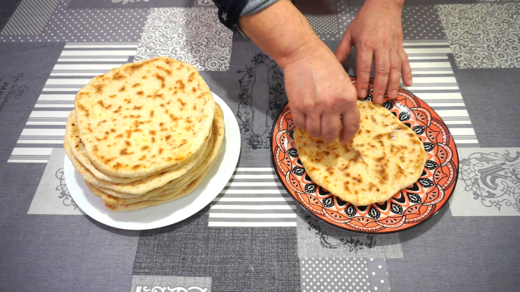 Turte Umplute cu Brânză și Cașcaval - Bucătăria Mamei